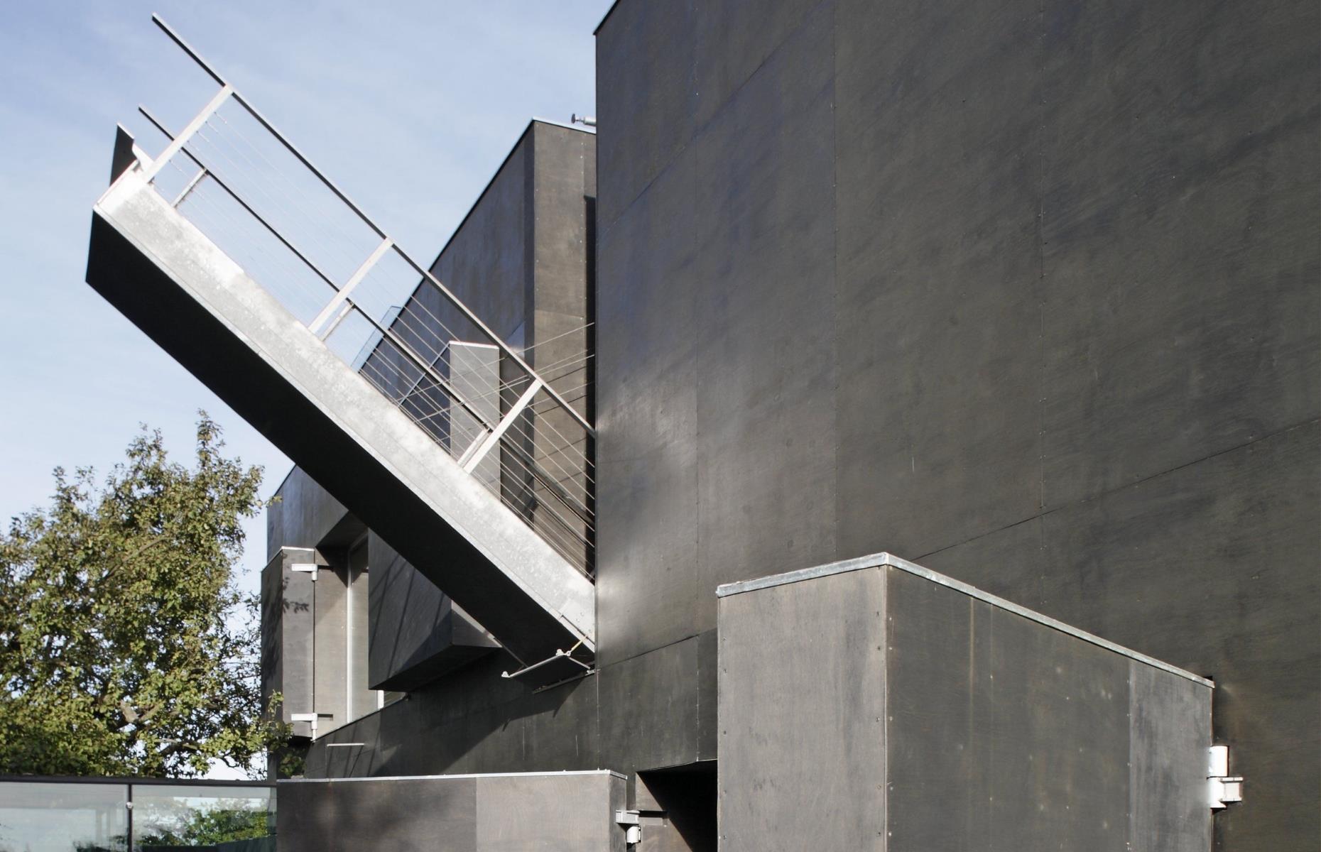 10 of the world's strongest disaster-proof homes