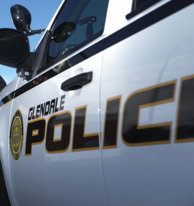 Man driving stolen car dead after Glendale crash, family in the car he ...