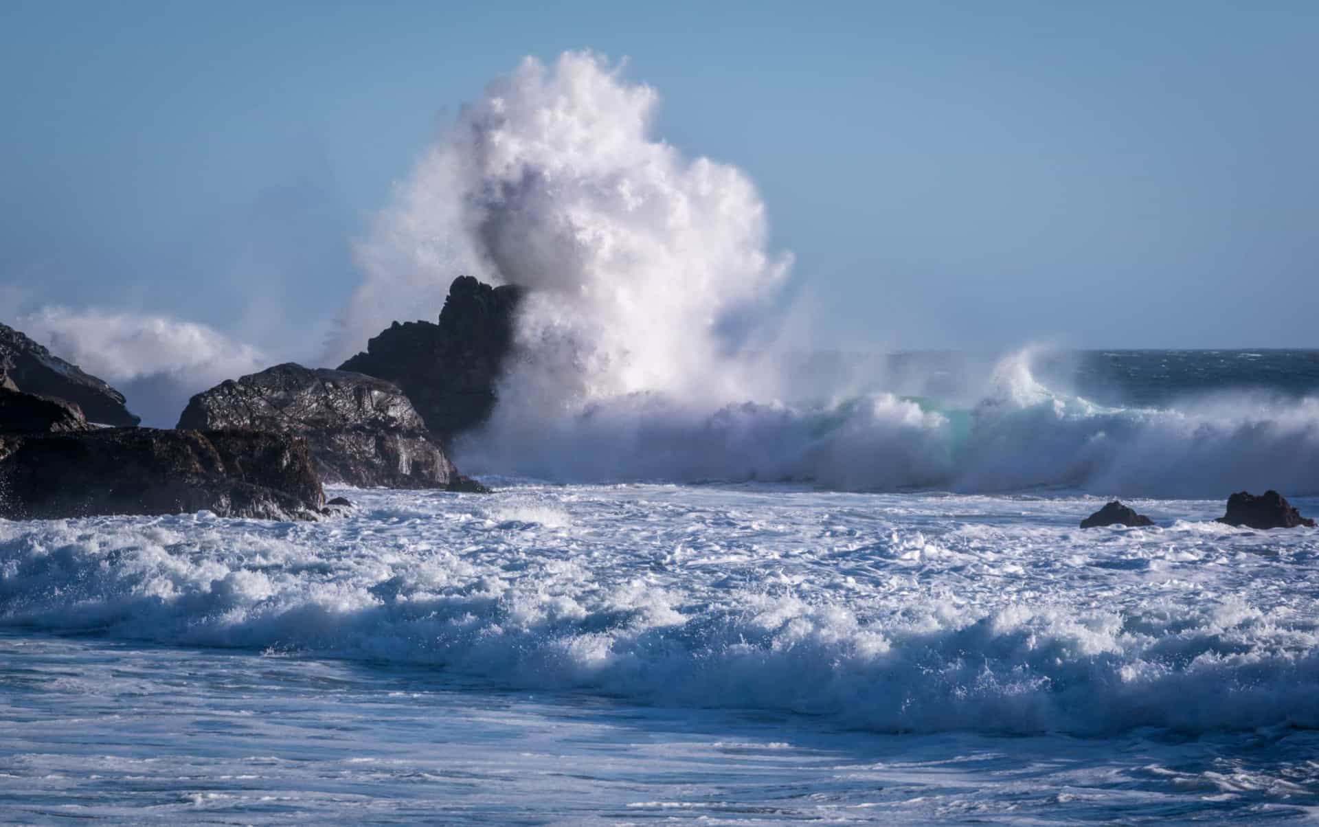 Nature's warning signs before disaster strikes