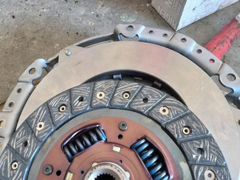 Hati-hati Kampas kopling Mobil Manual Lengket di Musim Hujan, Ini ...