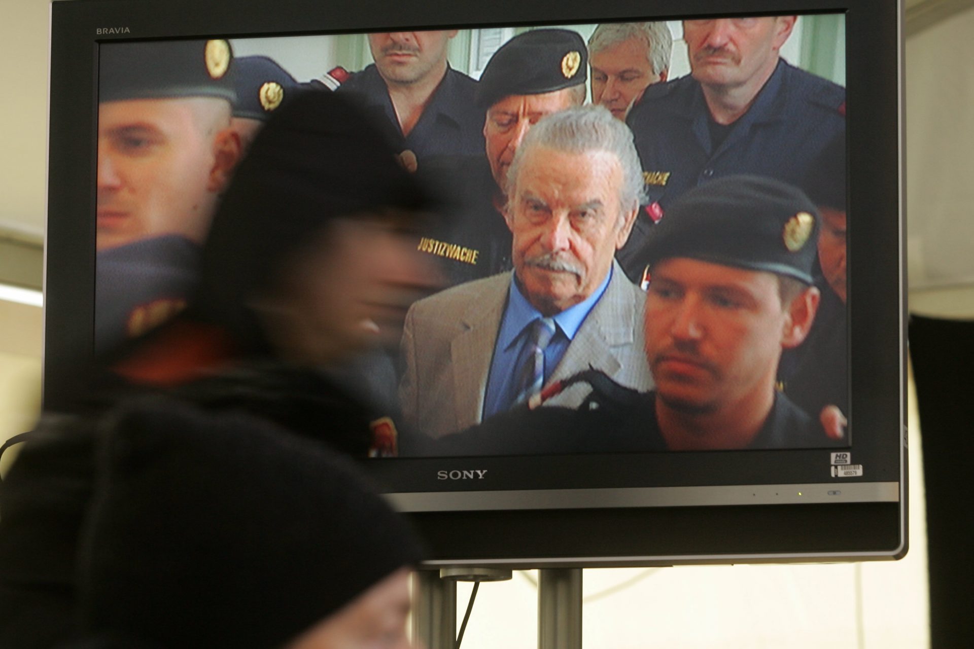 Abusó y encerró durante 24 años en un sótano a su hija: el 'Monstruo de ...