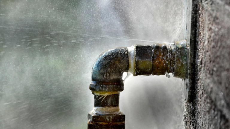 Water main break impacts traffic, customers in Arlington; repairs underway