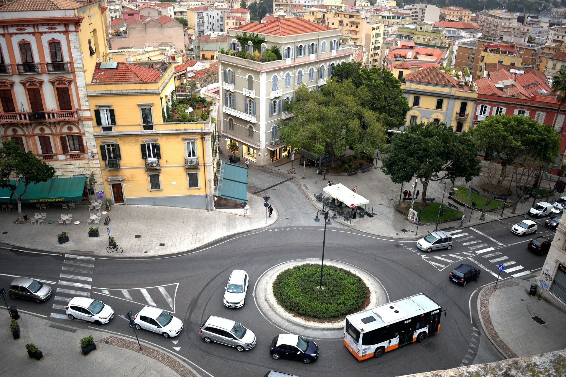 Which countries in the world have the most roundabouts?