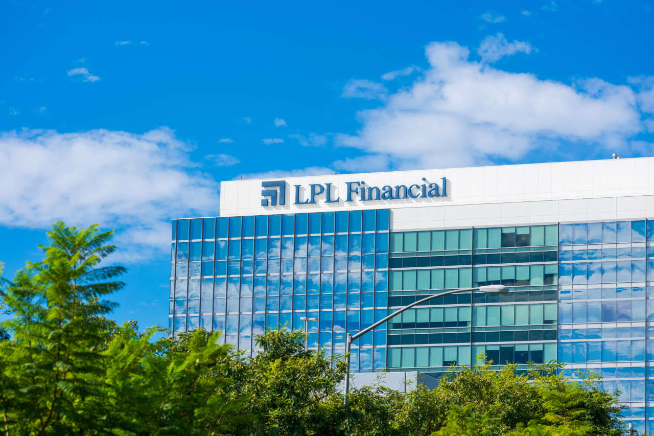 LPL Recruits $1 Billion Advisor Team From Osaic