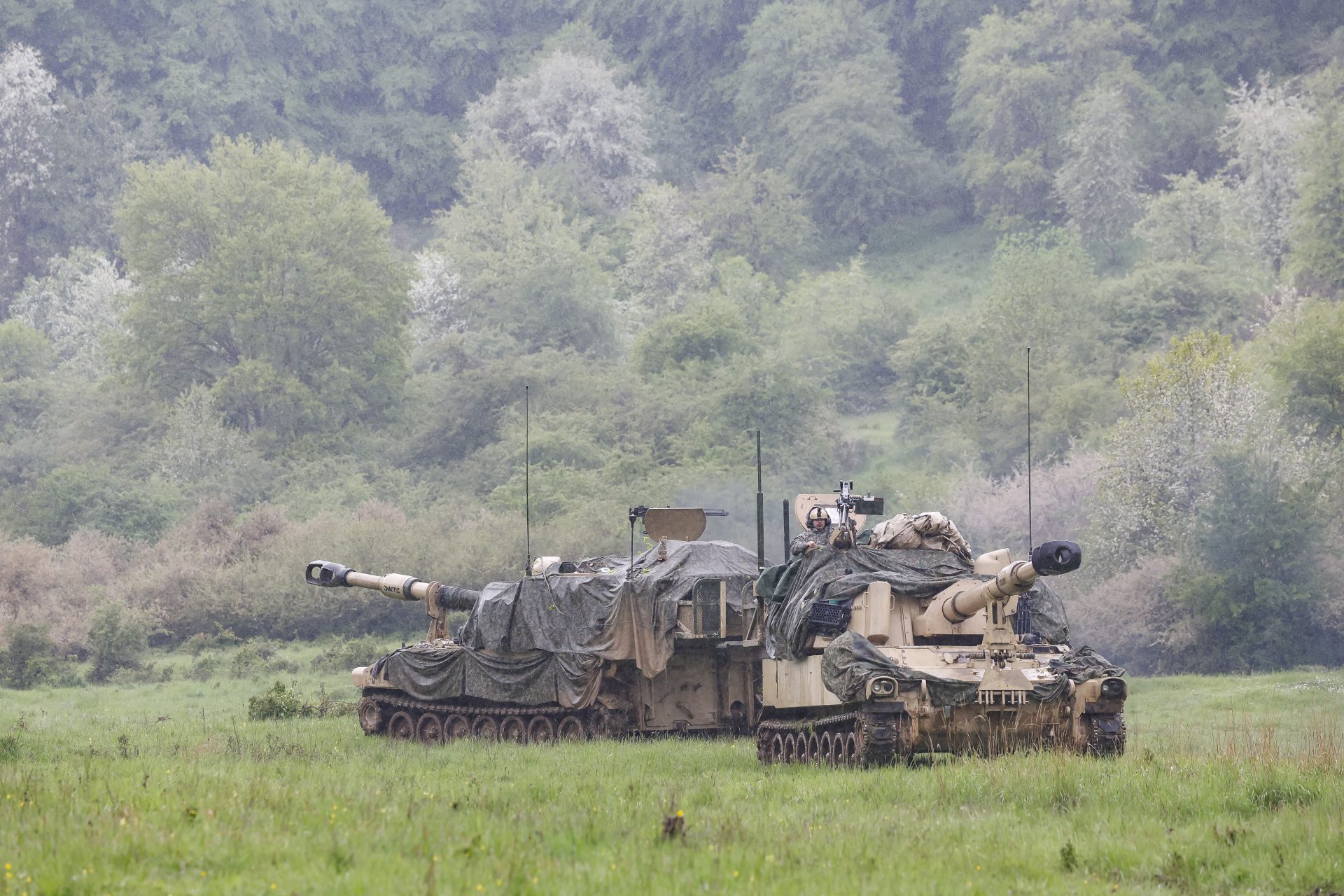 The M109A6 Paladin is a powerful US artillery gun helping Ukraine ...