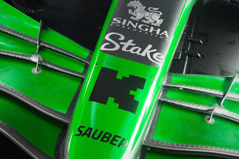 FOTO'S | Stake F1 Team toont de C44, met nieuwe kleuren, aan het grote publiek