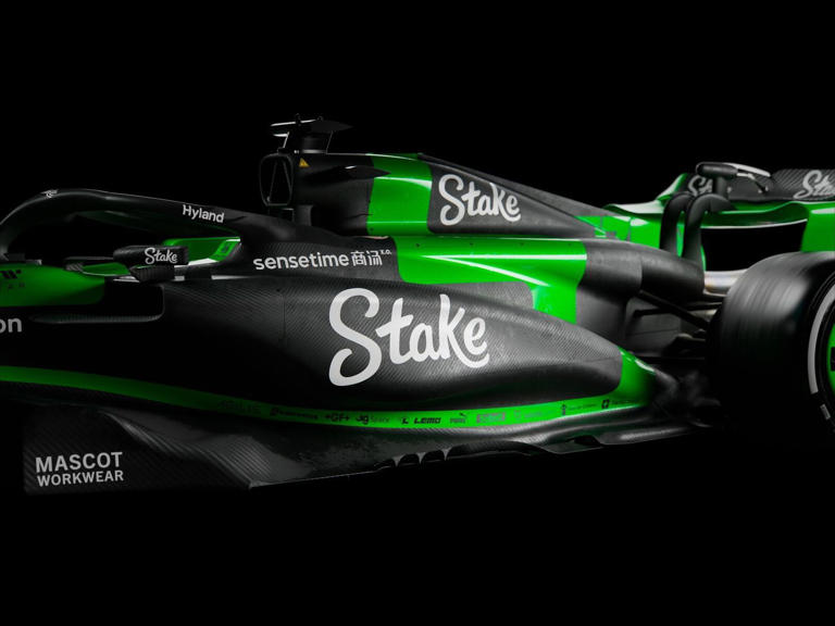 FOTO'S | Stake F1 Team toont de C44, met nieuwe kleuren, aan het grote publiek
