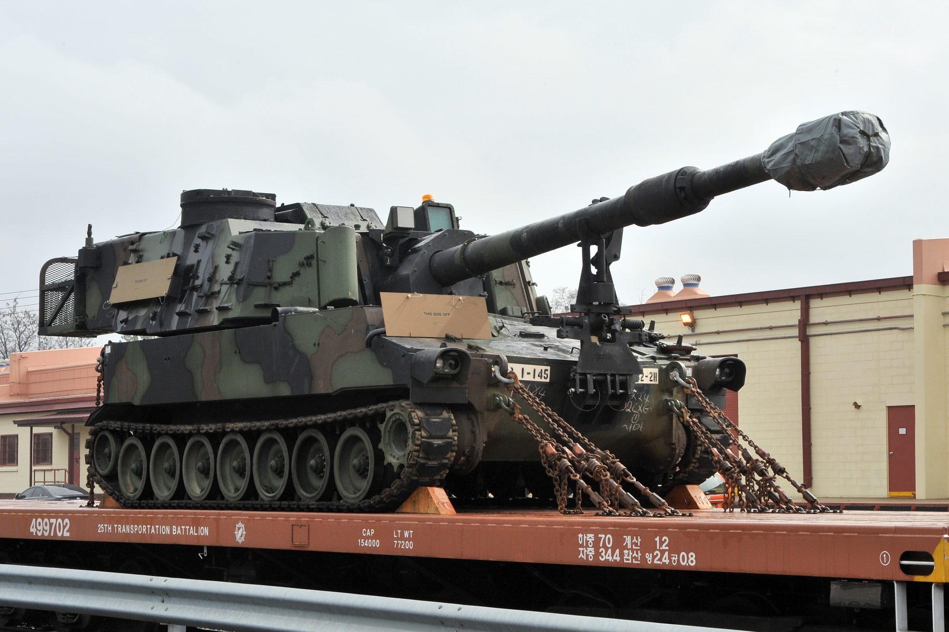 The M109A6 Paladin is a powerful US artillery gun helping Ukraine ...