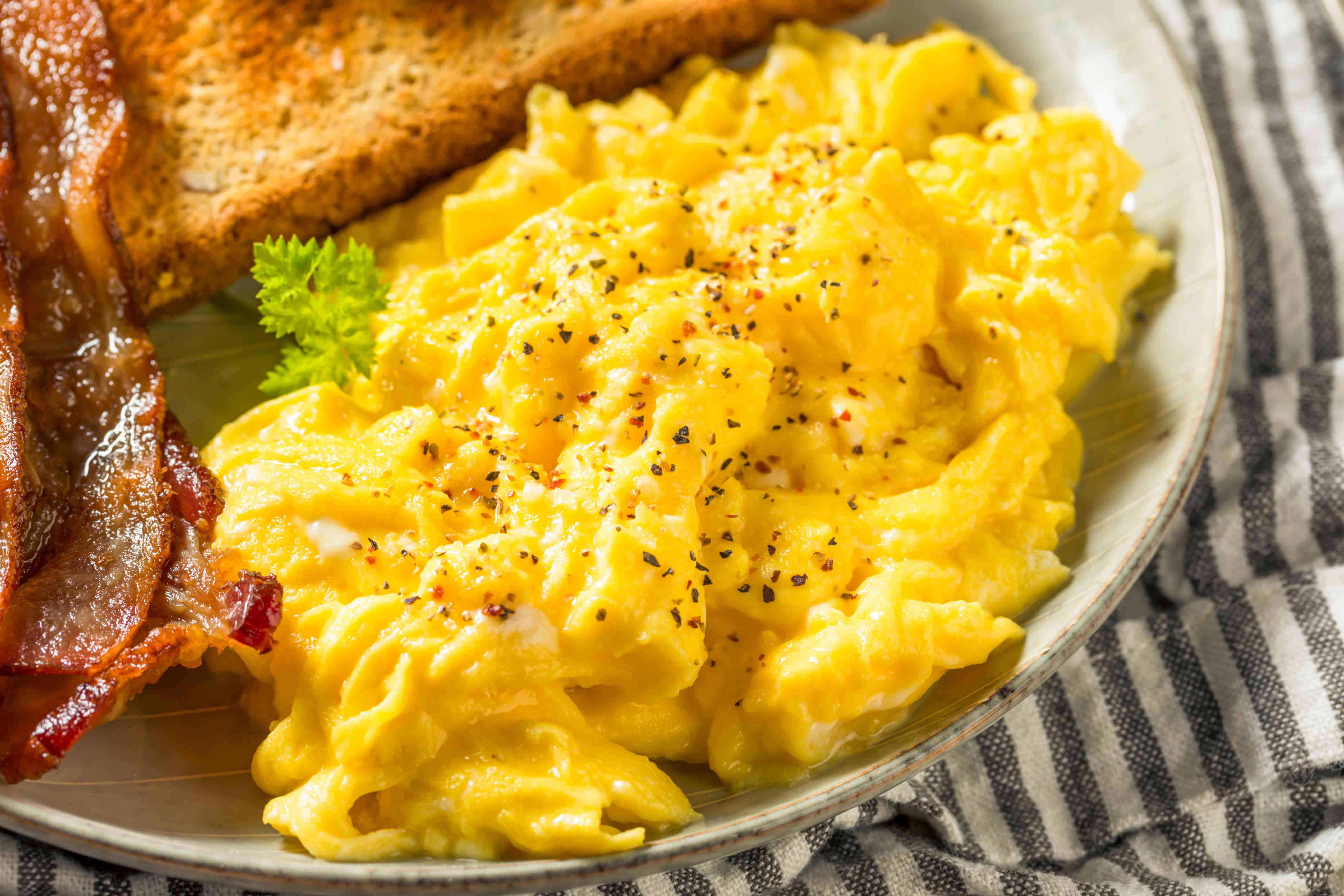 This Simple Ingredient Makes Scrambled Eggs So Fluffy You’ll Swear a ...