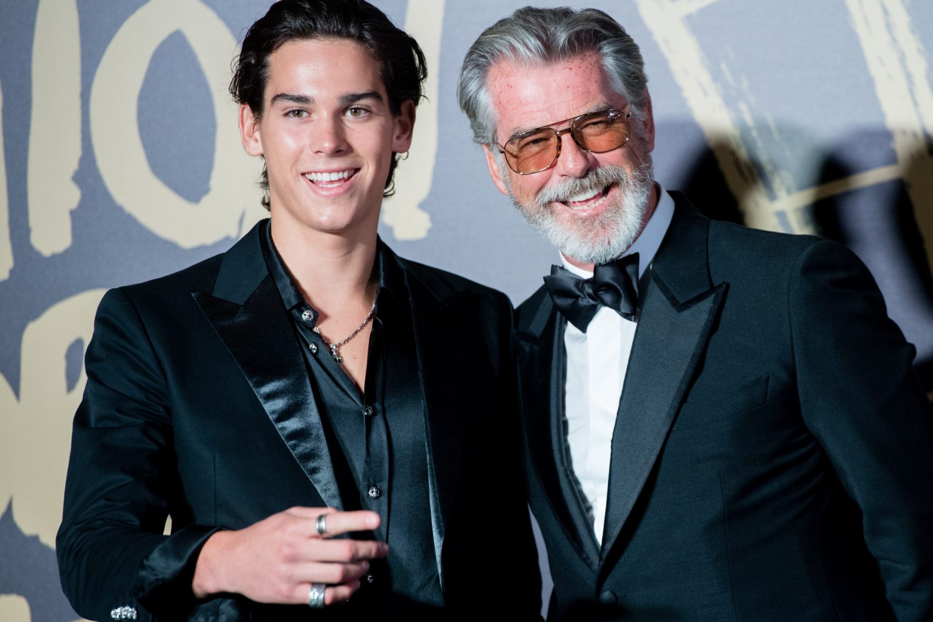 Así es Paris Brosnan, el guapísimo hijo modelo y pintor de Pierce Brosnan