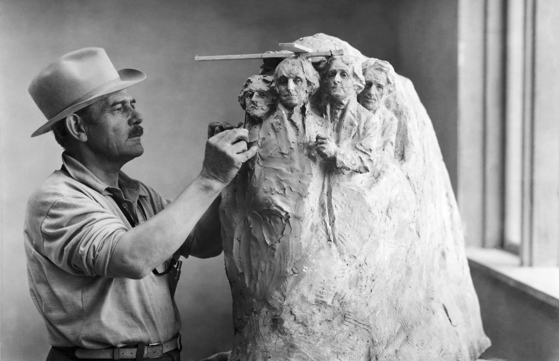 Incredible photos of world-famous landmarks under construction