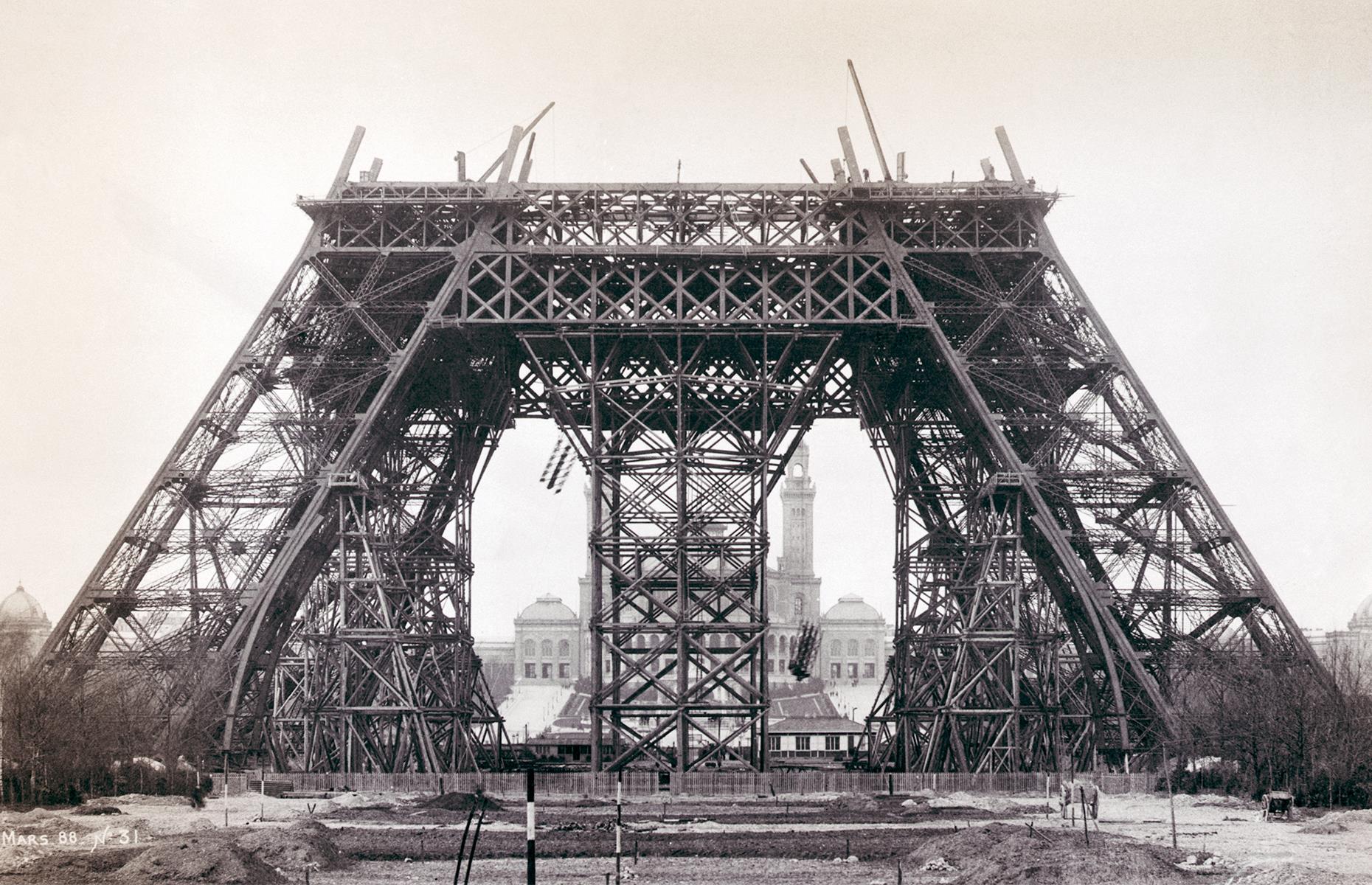 Amazing photos of the world's most famous landmarks under construction