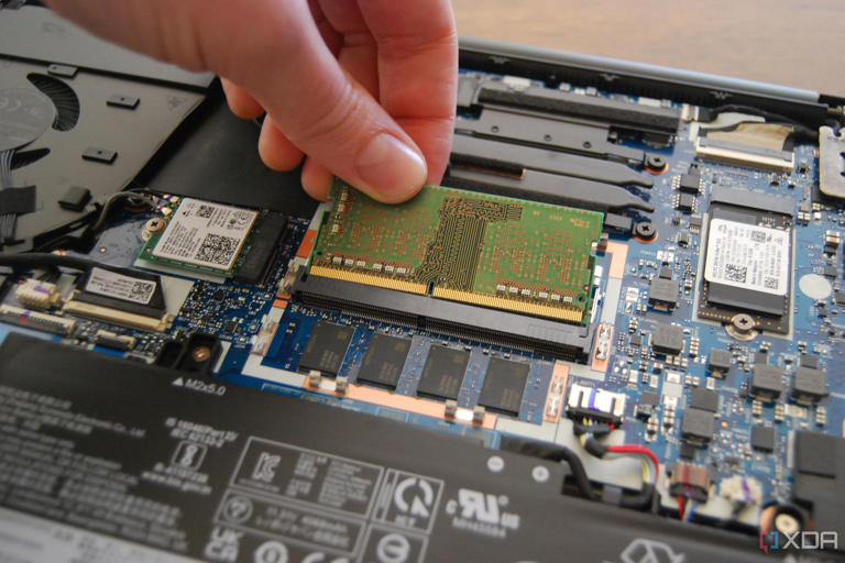 What's the difference between DDR5 and LPDDR5?
