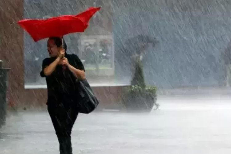 Sedia payung dan jas hujan, Jakarta diperkirakan hujan deras dari pagi ...