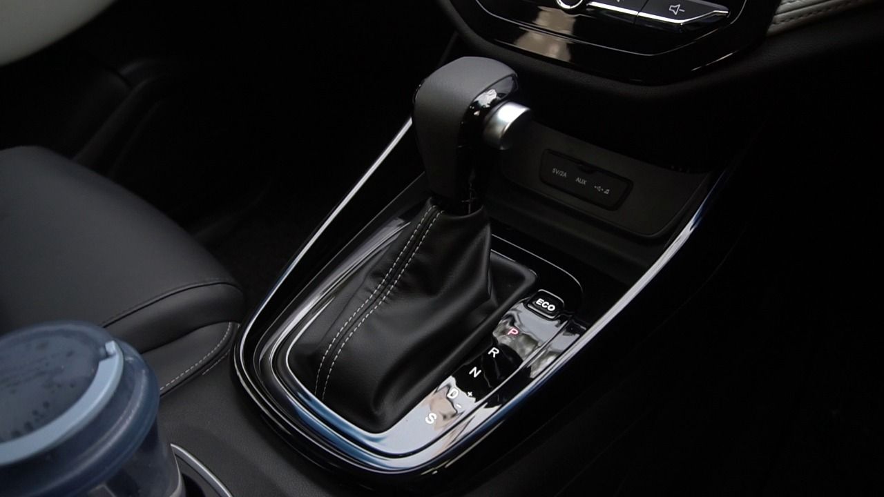 Suka Geser Tuas Transmisi Matik Mobil Secara Kasar, Ini Efeknya