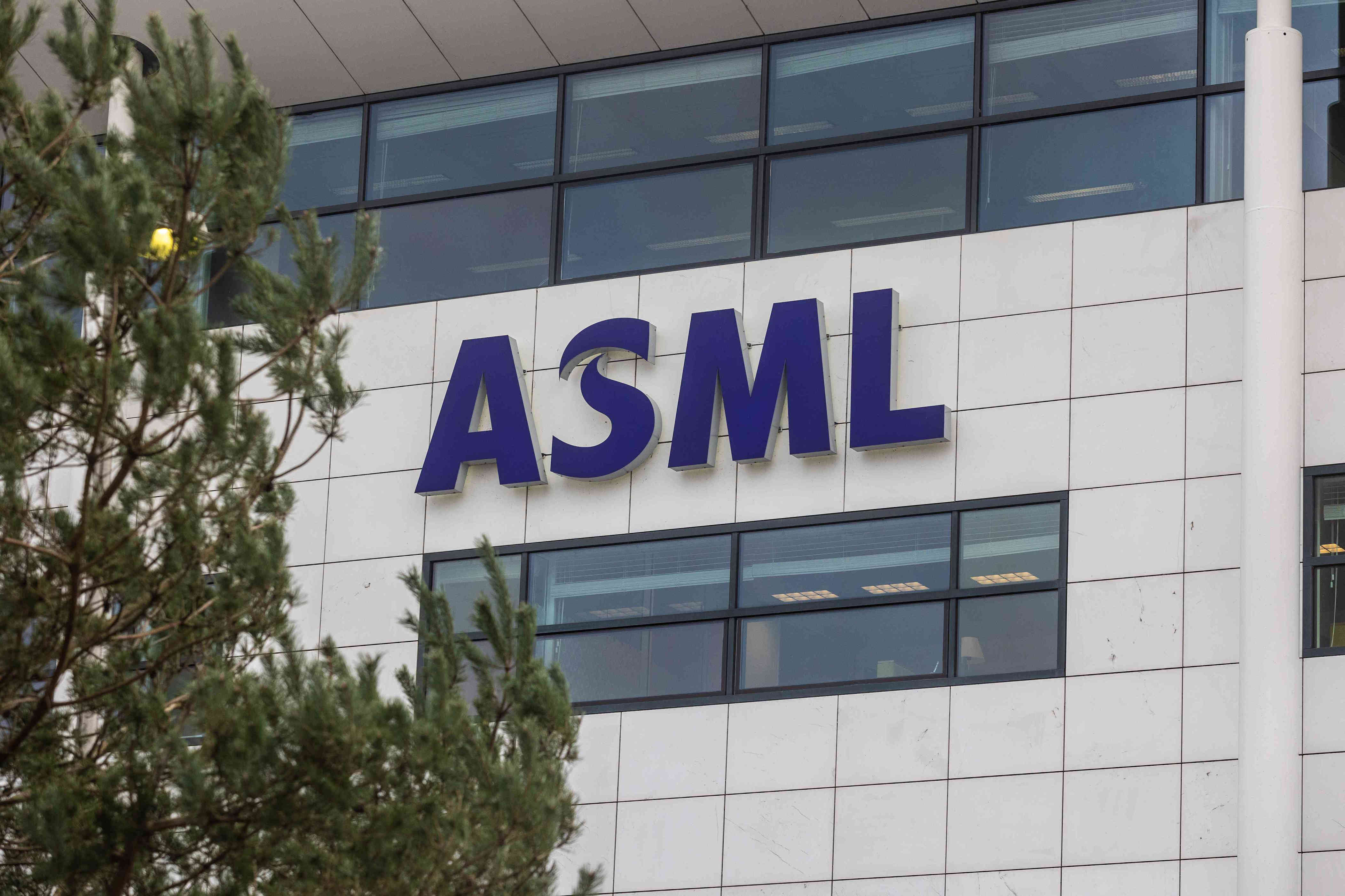 Chip Gear Maker ASML Can't Guarantee Growth Next Year. Its Stock Is ...