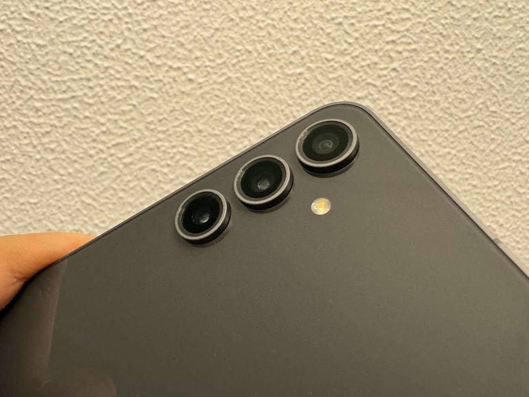 Smartphones: fabricantes estão a enganar utilizadores com a IA