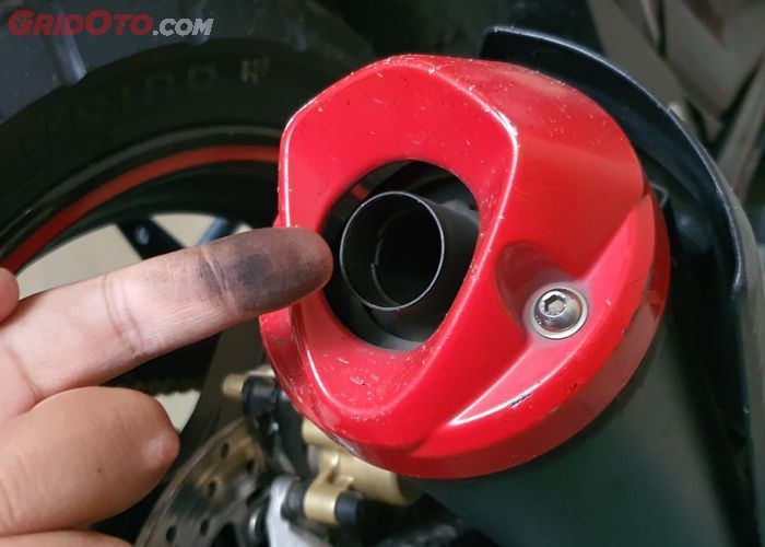 Gak perlu panik, ternyata ini penyebab ujung knalpot motor ada oli mesin