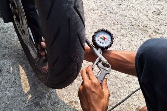 Inilah Beberapa Kebiasaan Sepele Penyebab Ban Motor Cepat Botak