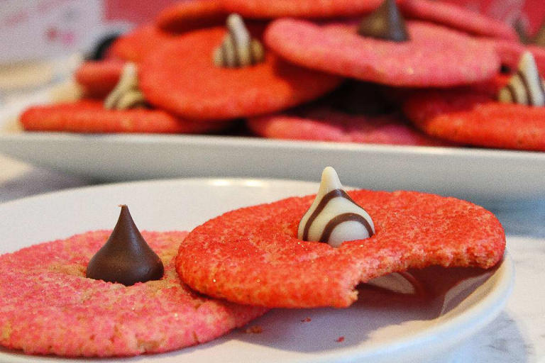 Hug and kiss valentine sugar cookies