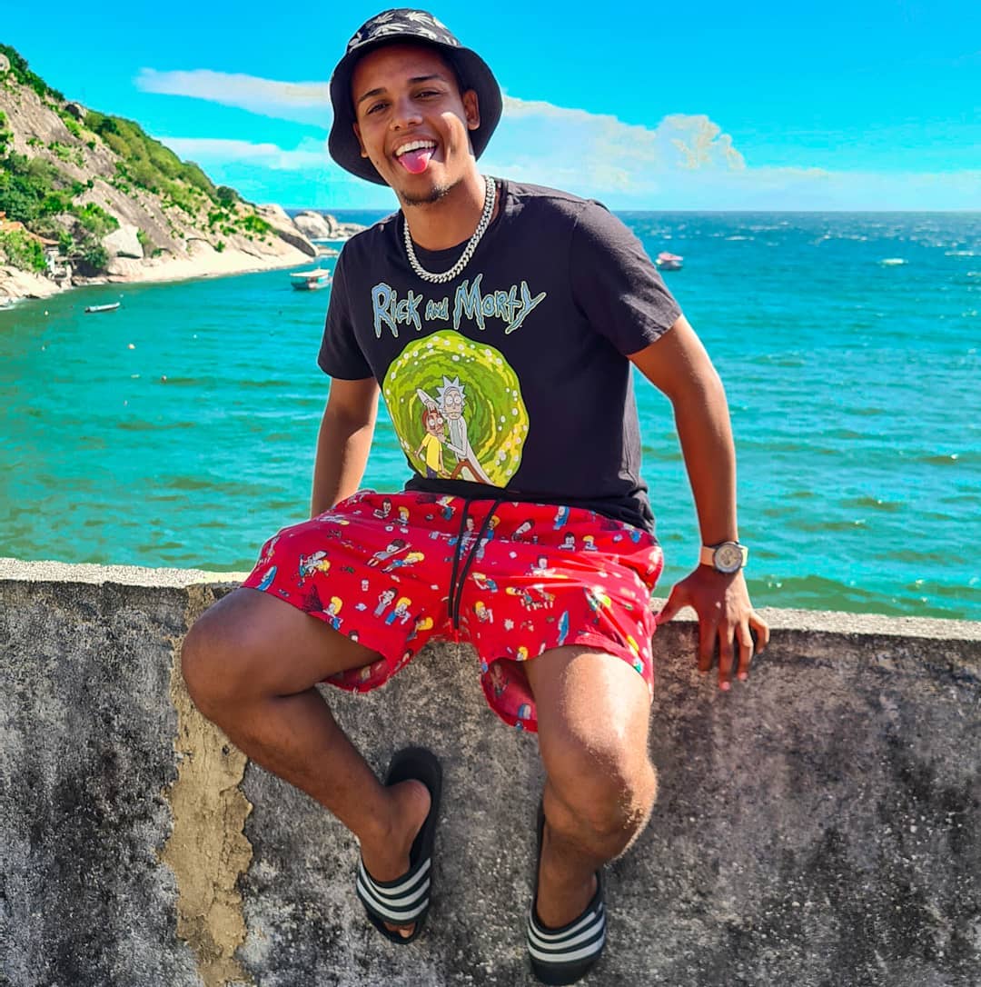 Youtuber faz atos obscenos com a bandeira do Brasil