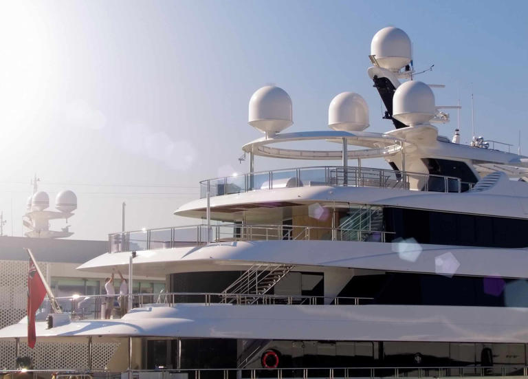 What is the average net worth of the top 1%?