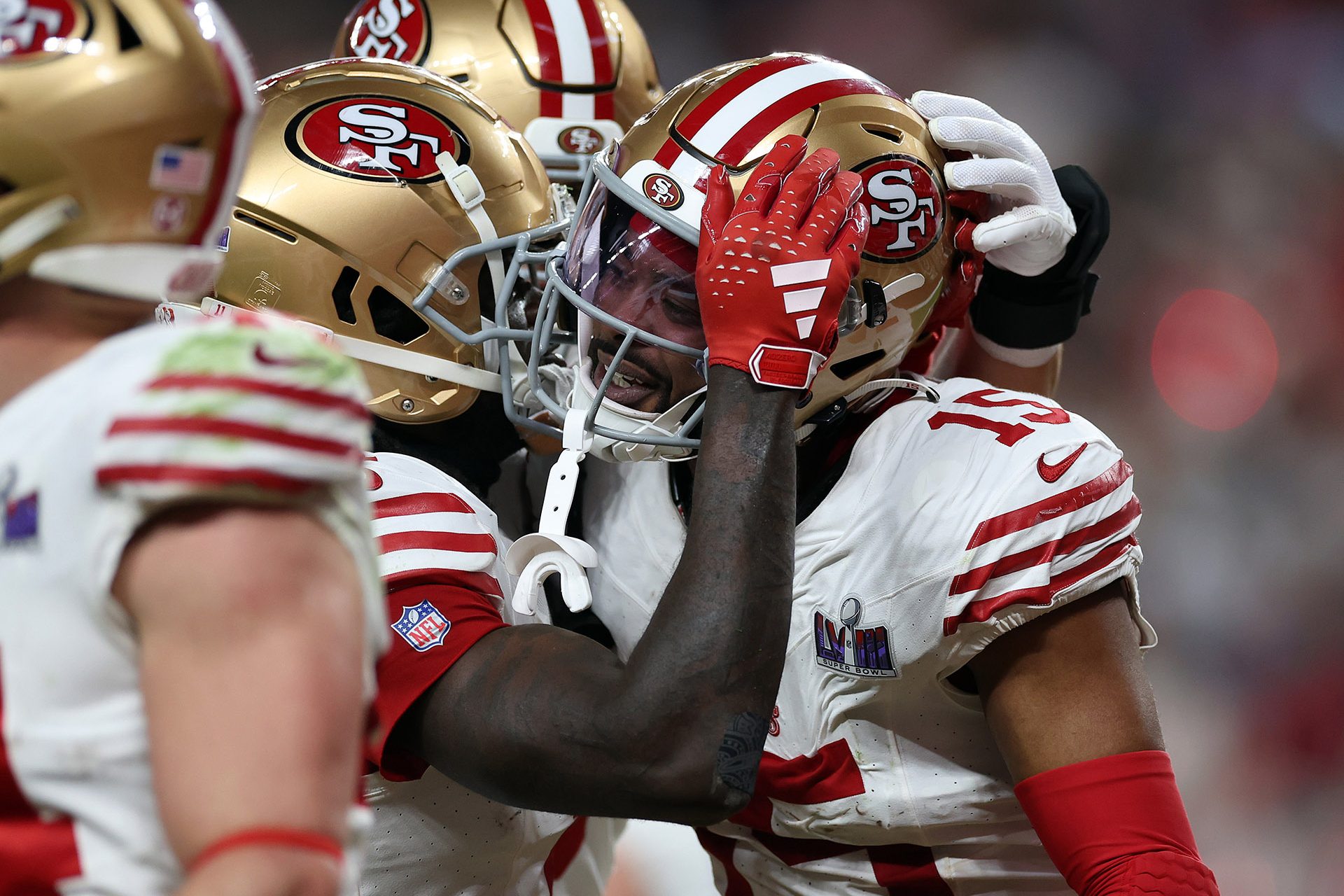 El Beso Entre Travis Kelce Y Taylor Swift Y Las Mejores Imágenes De La