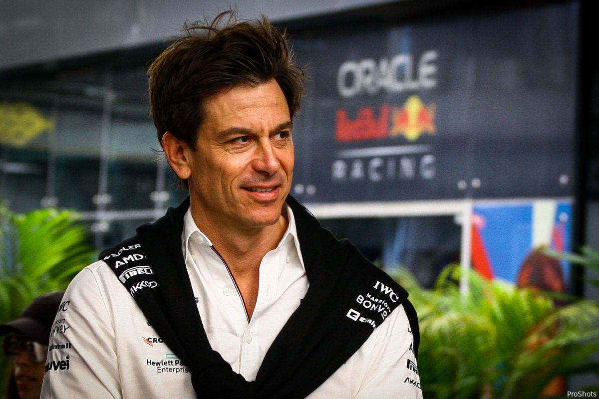 Wolff prijst mega-Verstappen en kruist vingers: 'Hopelijk wil hij aan het zwembad liggen'