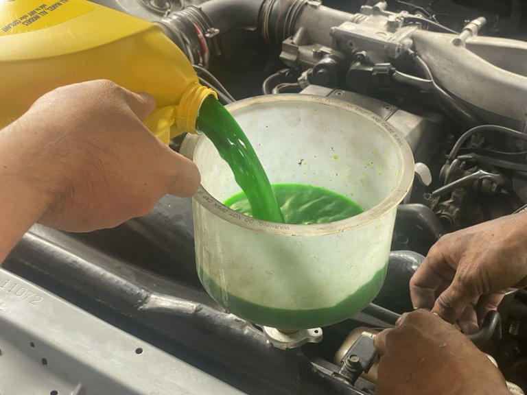 Selain Dari Air Radiator, Ini Tiga Penyebab Mesin Mobil Bekas Overheat