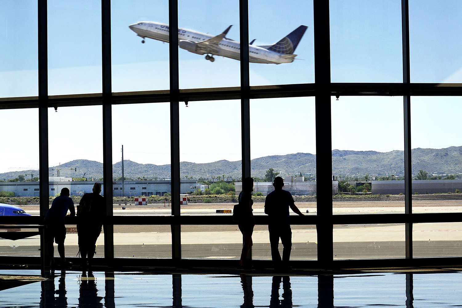 Two Planes Nearly Collide in Mid-Air After United and Delta Flights ...