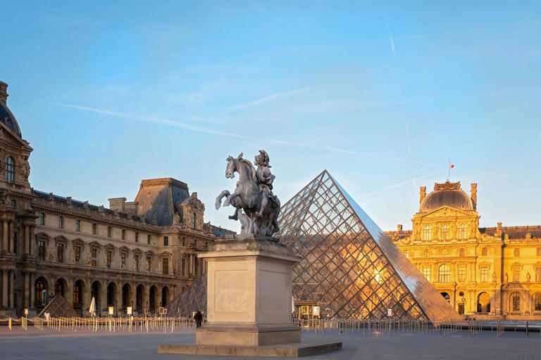 11 Famous Paris Landmarks To Visit On Your Trip