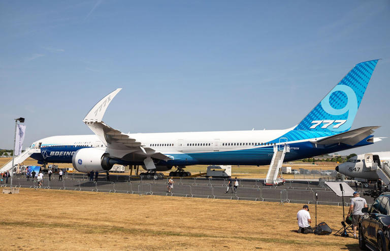 Enormous planes that seem to defy the laws of aeronautics