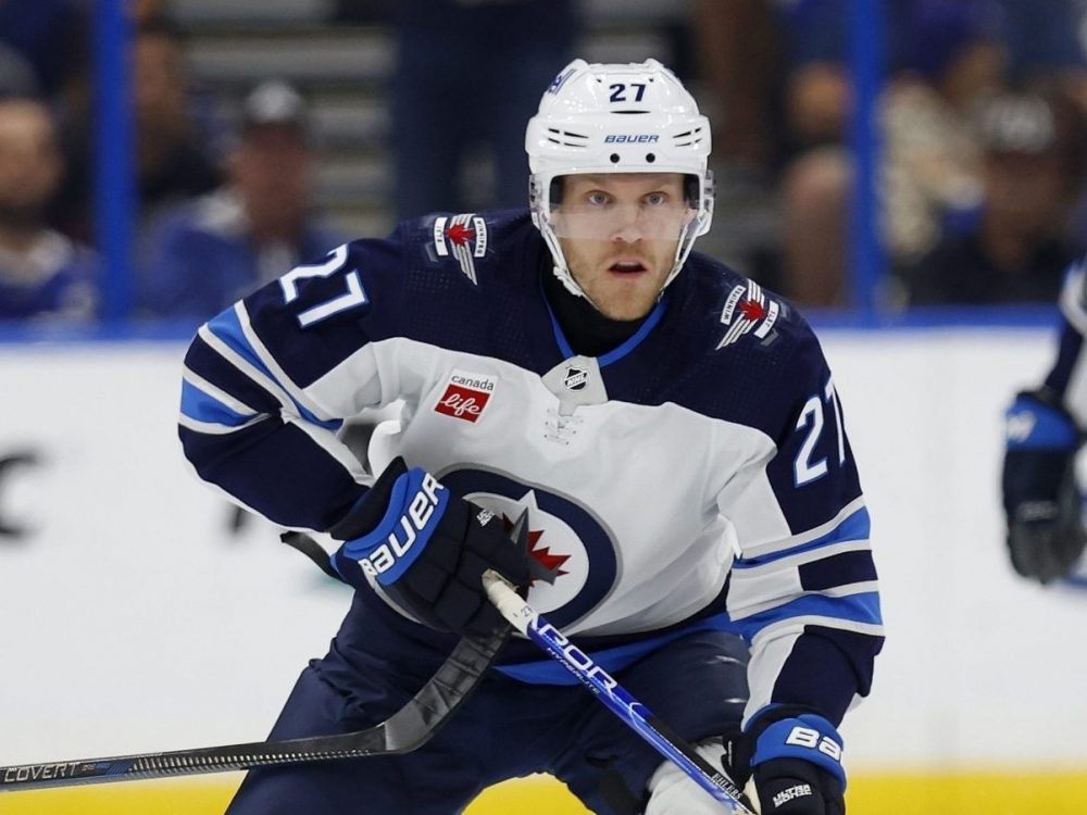 Jets' Ehlers welcomed back with a crash and a bang
