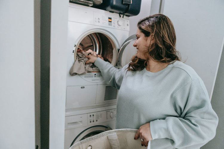 Mencuci Baju di Mesin Cuci Agar Tidak Bau Apek, Ada Triknya Lo Moms! Mencuci Baju di Mesin Cuci Agar Tidak Bau Apek, Ada Triknya Lo Moms!