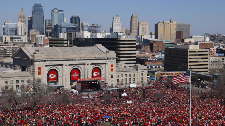 Chiefs parade shooting: Two men charged after 1 person dies, 21 injured ... Chiefs parade shooting: Two men charged after 1 person dies, 21 injured ...