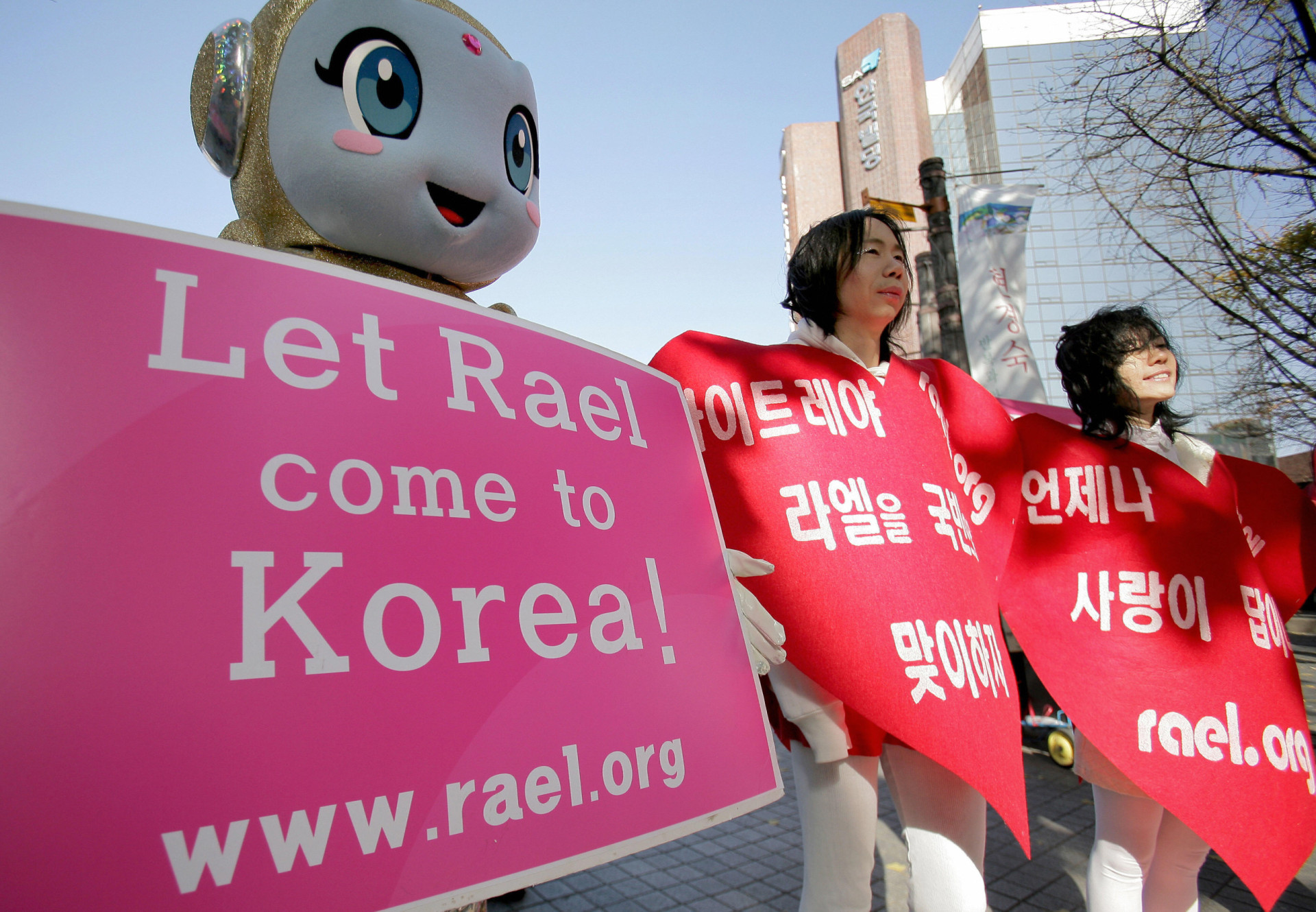 UFOs and human cloning: the story of Raëlism