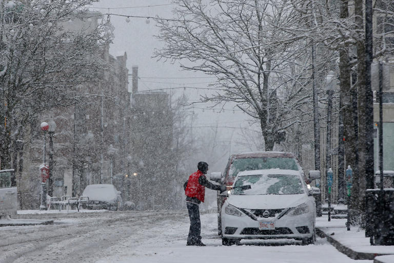 New Bedford announces parking ban as snow falls. How much will we get?