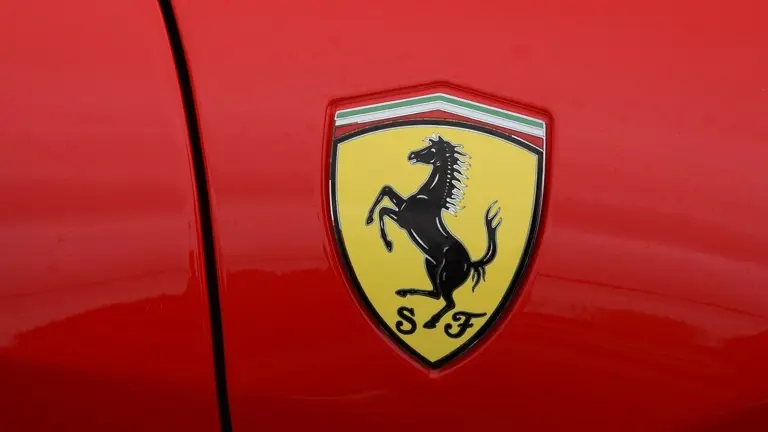 Ferrari dopo il trionfo cambia banca: addio Santander, dal 2025 arriva ...