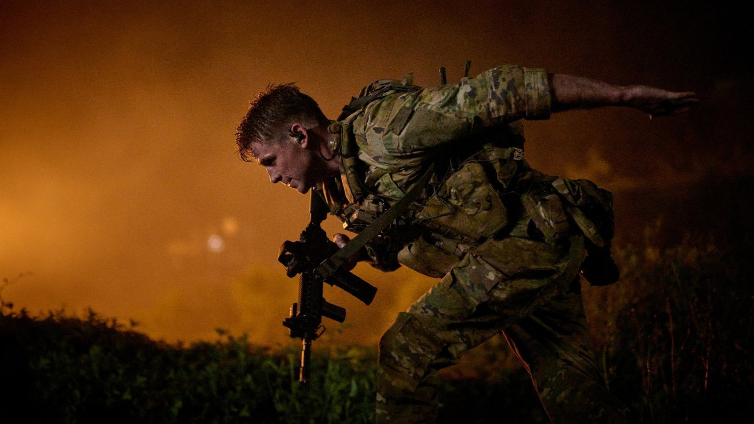 Nieuwe actiethriller met Russell Crowe en Luke en Liam Hemsworth vanaf ... Nieuwe actiethriller met Russell Crowe en Luke en Liam Hemsworth vanaf ...
