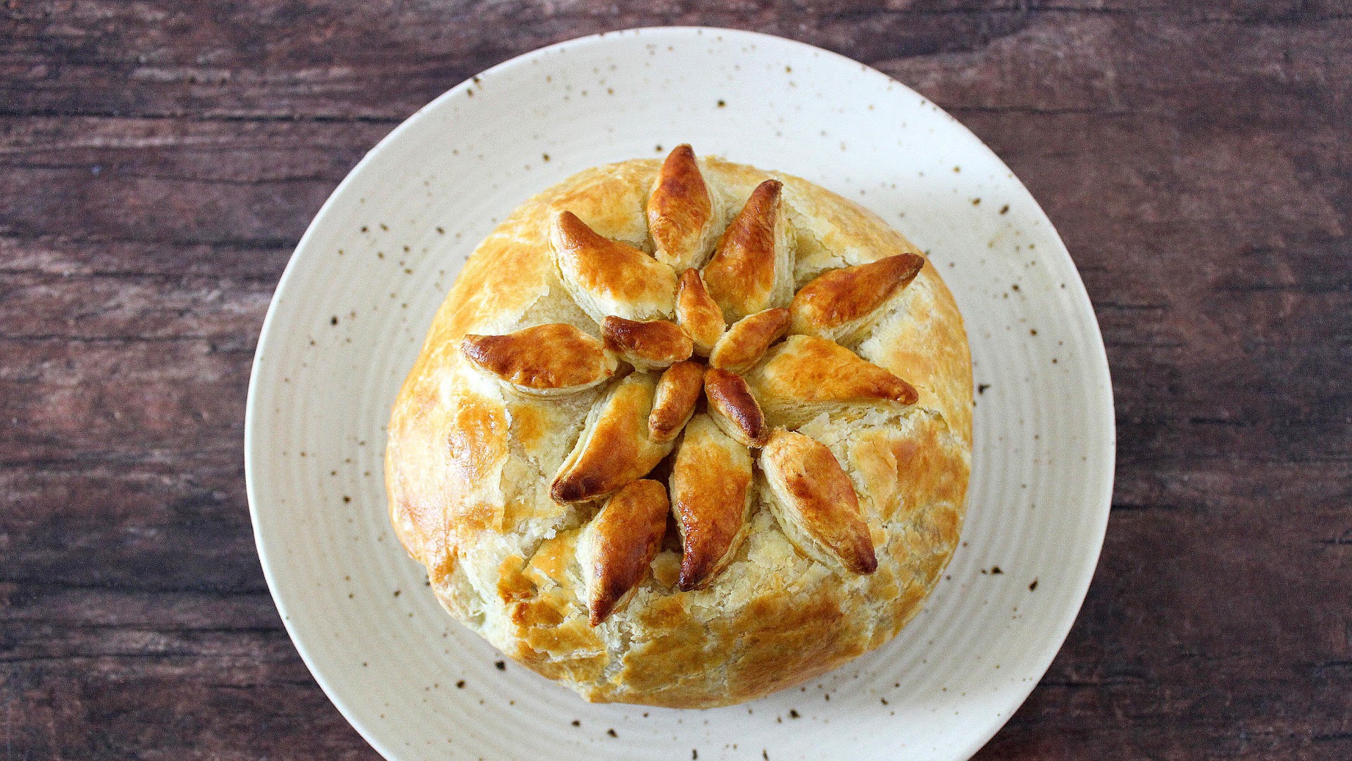 This mushroom brie en croute is an impressive appetizer - Savory ...