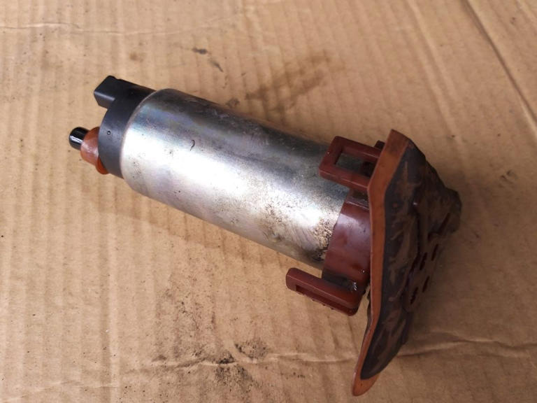 Begini cara deteksi gejala tekanan fuel pump mobil bekas lemah sambil ...
