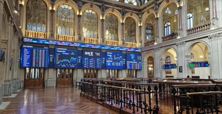 El Ibex 35 cae pero aguanta los 18.300; Grifols, IAG y Banco Santander ...