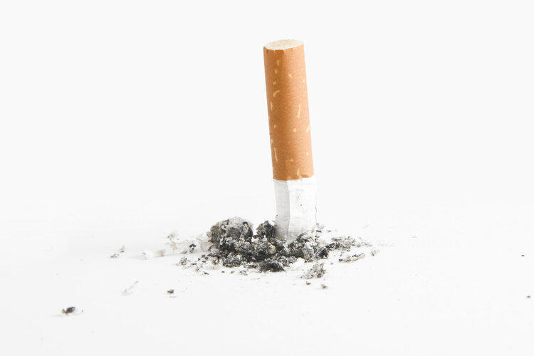 很多老烟民改抽 茶烟”了，用茶叶做烟比香烟健康吗？别被忽悠了