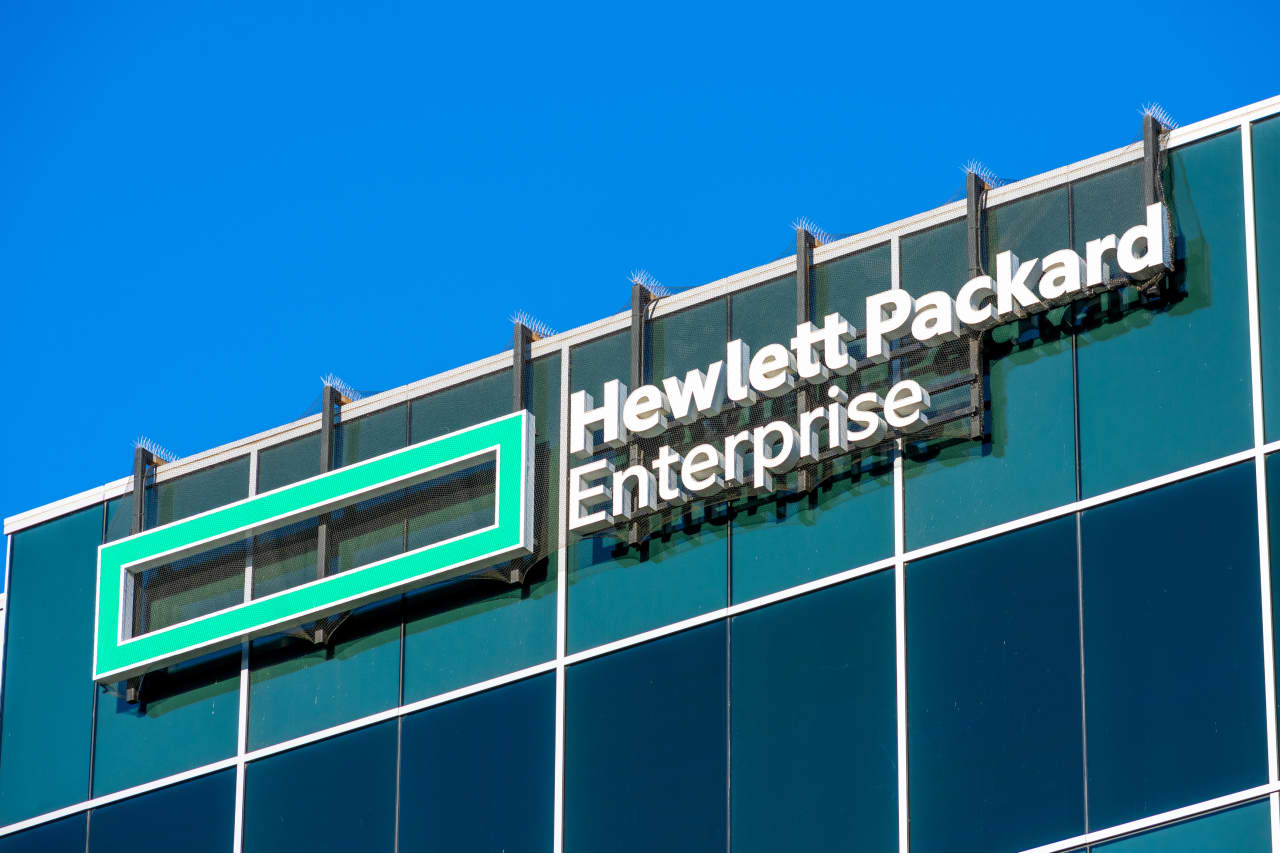HPE stock drops. Earnings show AI isn’t paying off yet