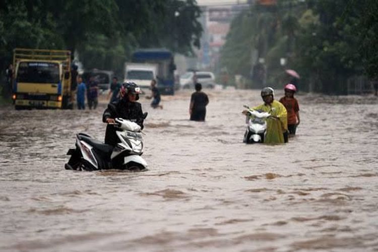 Hujan Deras Rendam 42 RT di Jakarta, Ketinggian Banjir Hampir 1 Meter