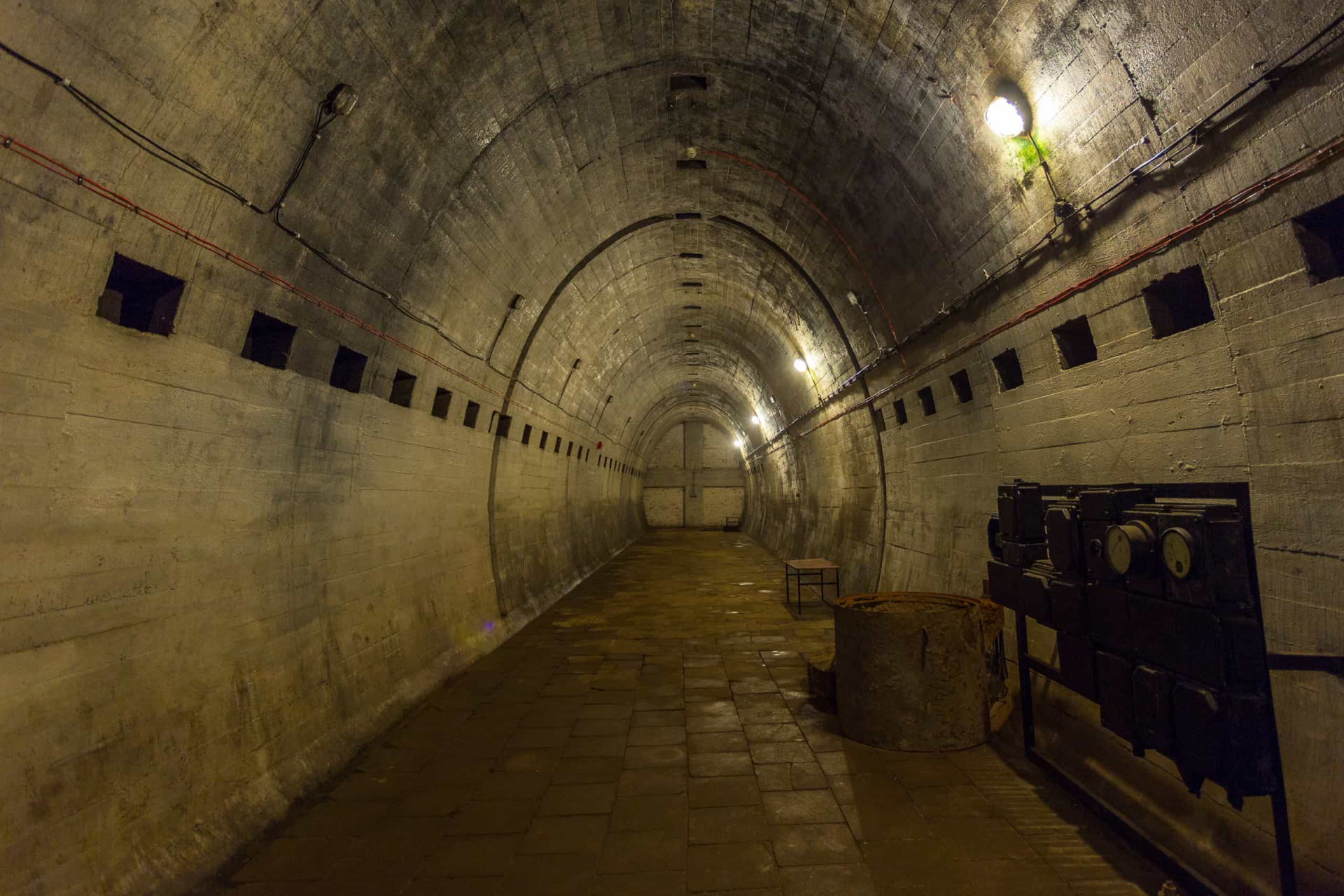 Les tunnels secrets de la Seconde Guerre : une vie sous terre