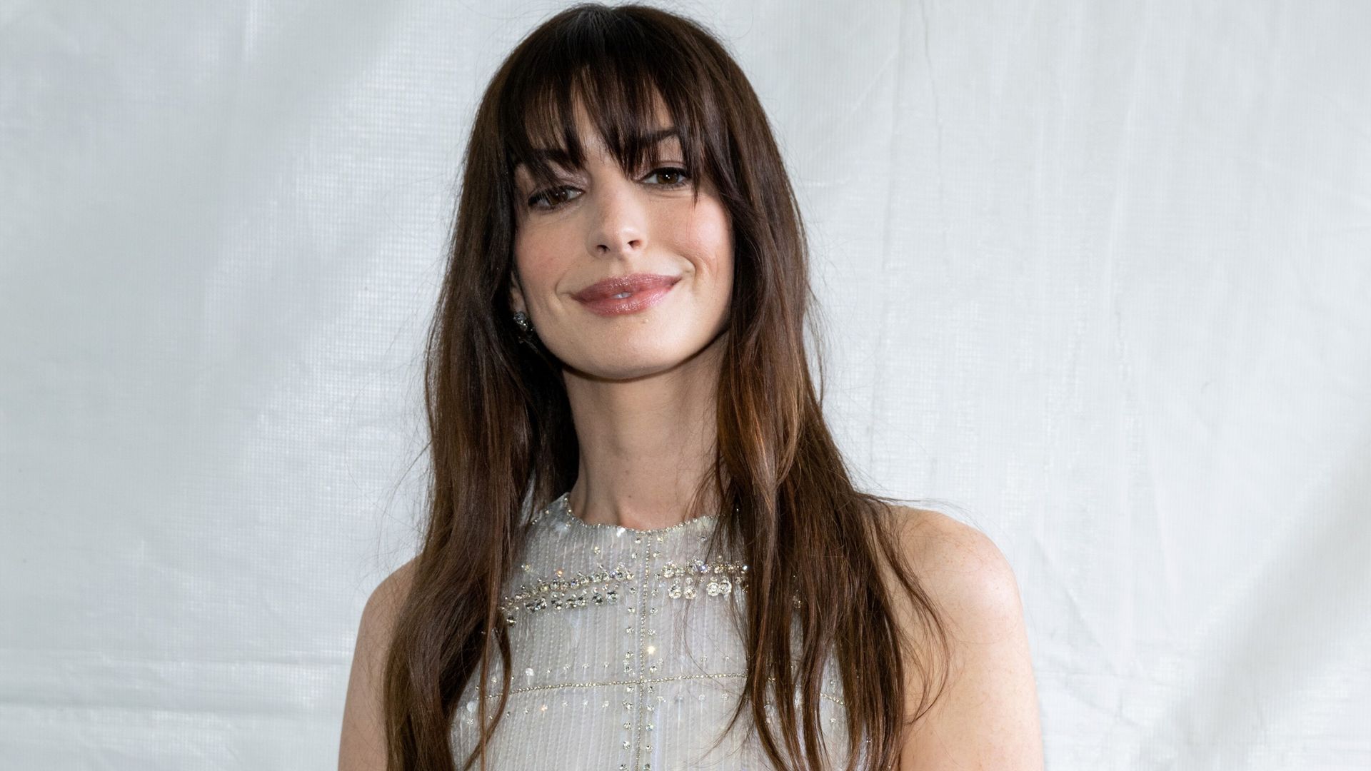 Anne Hathaway's 'uber-modern' kitchen shelving is the stuff of ...