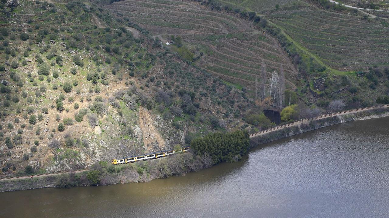 Linha do Douro suspensa entre Tua e Régua devido a deslizamento de pedras