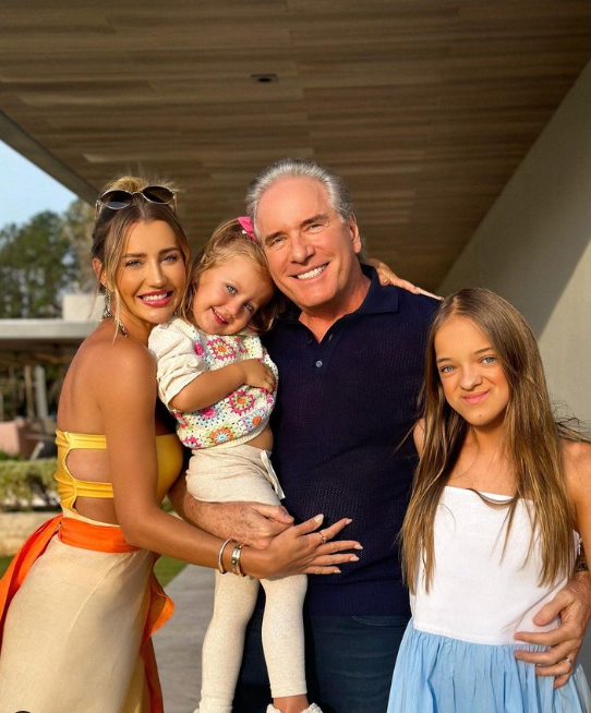 Roberto Justus posa com a filha em desfile e encanta a web