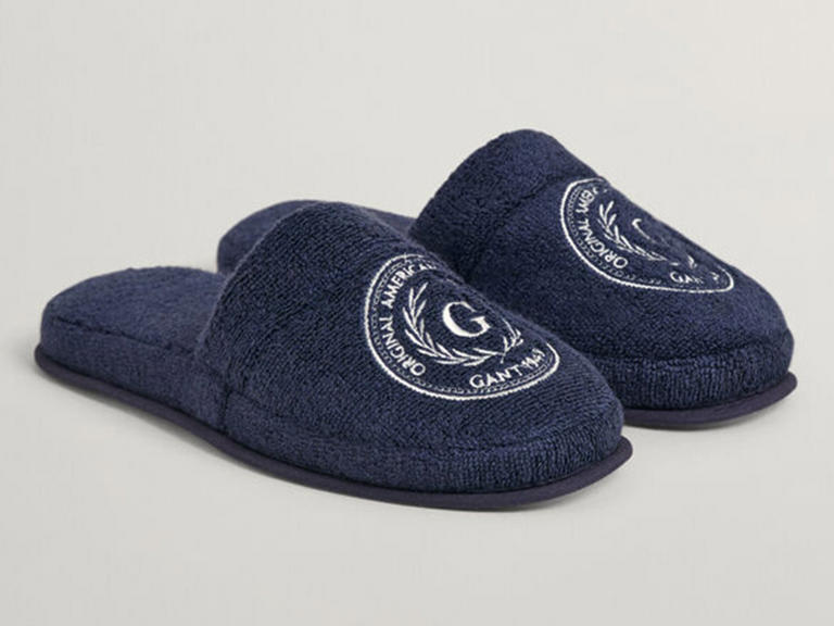 8 best men’s slippers that are comfortable and stylish